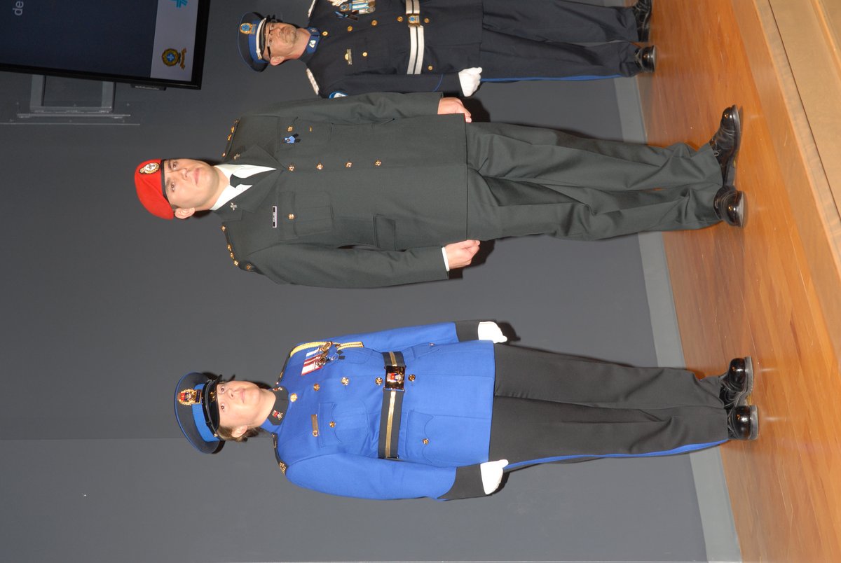 Une policière et un militaire reçoivent les honneurs pour un événement ...